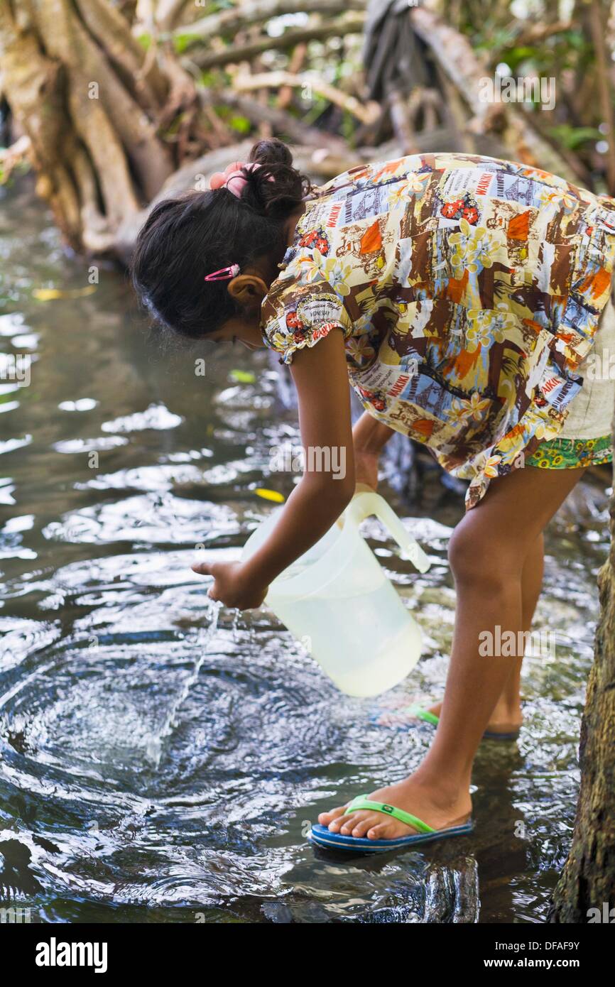 Girl fetching water hi-res stock photography and images - Alamy