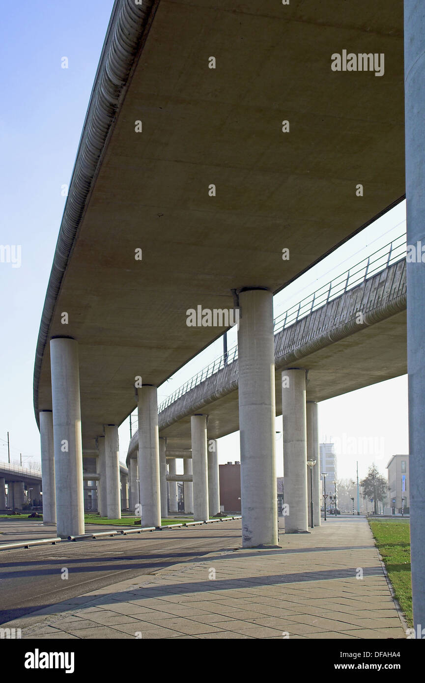 Pillars supporting Railways Stock Photo - Alamy