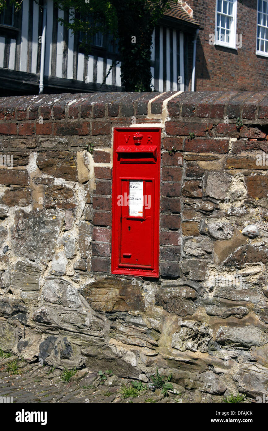 Victorian wall mounted post box hi-res stock photography and images - Alamy