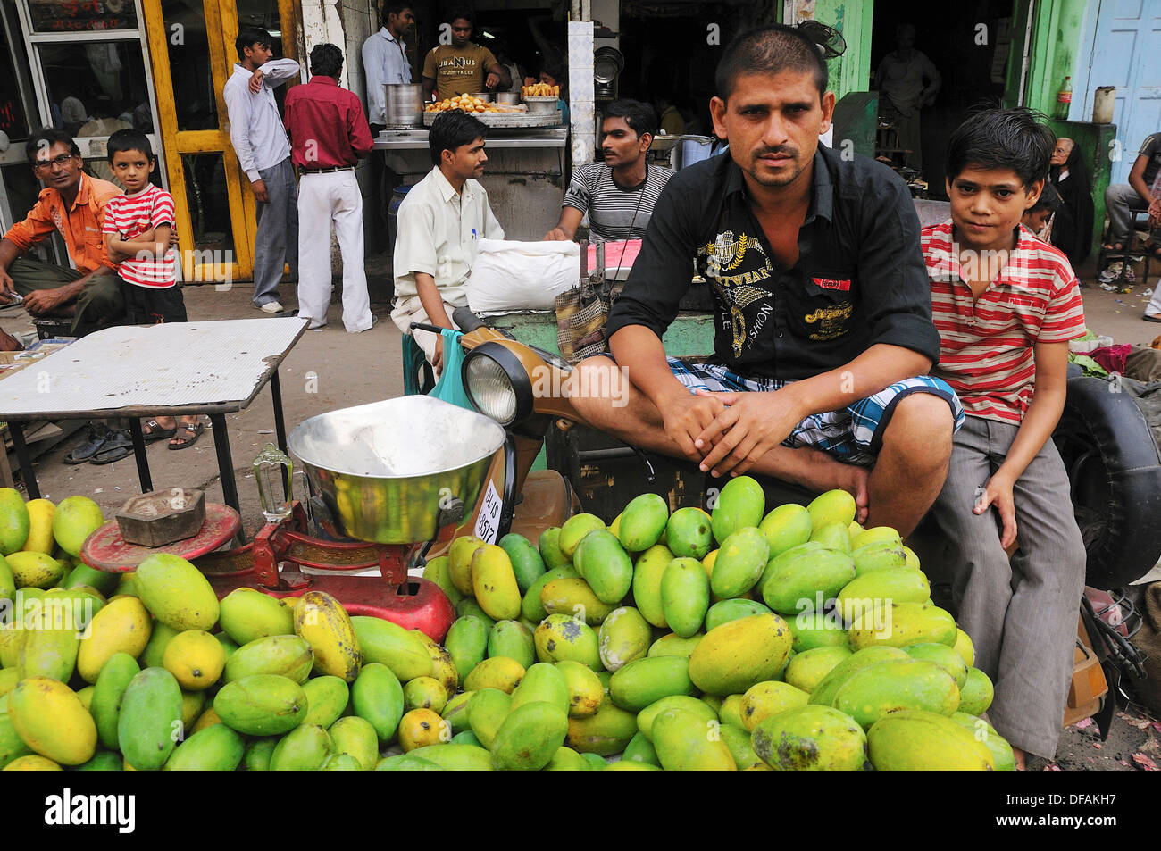Man selling mango on street hi-res stock photography and images - Alamy