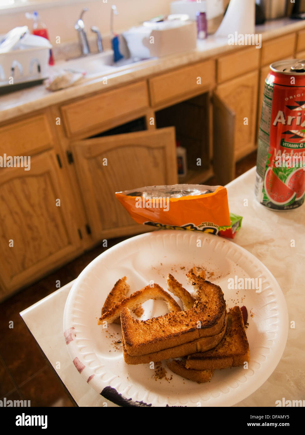 Messy kitchen usa hi-res stock photography and images - Alamy