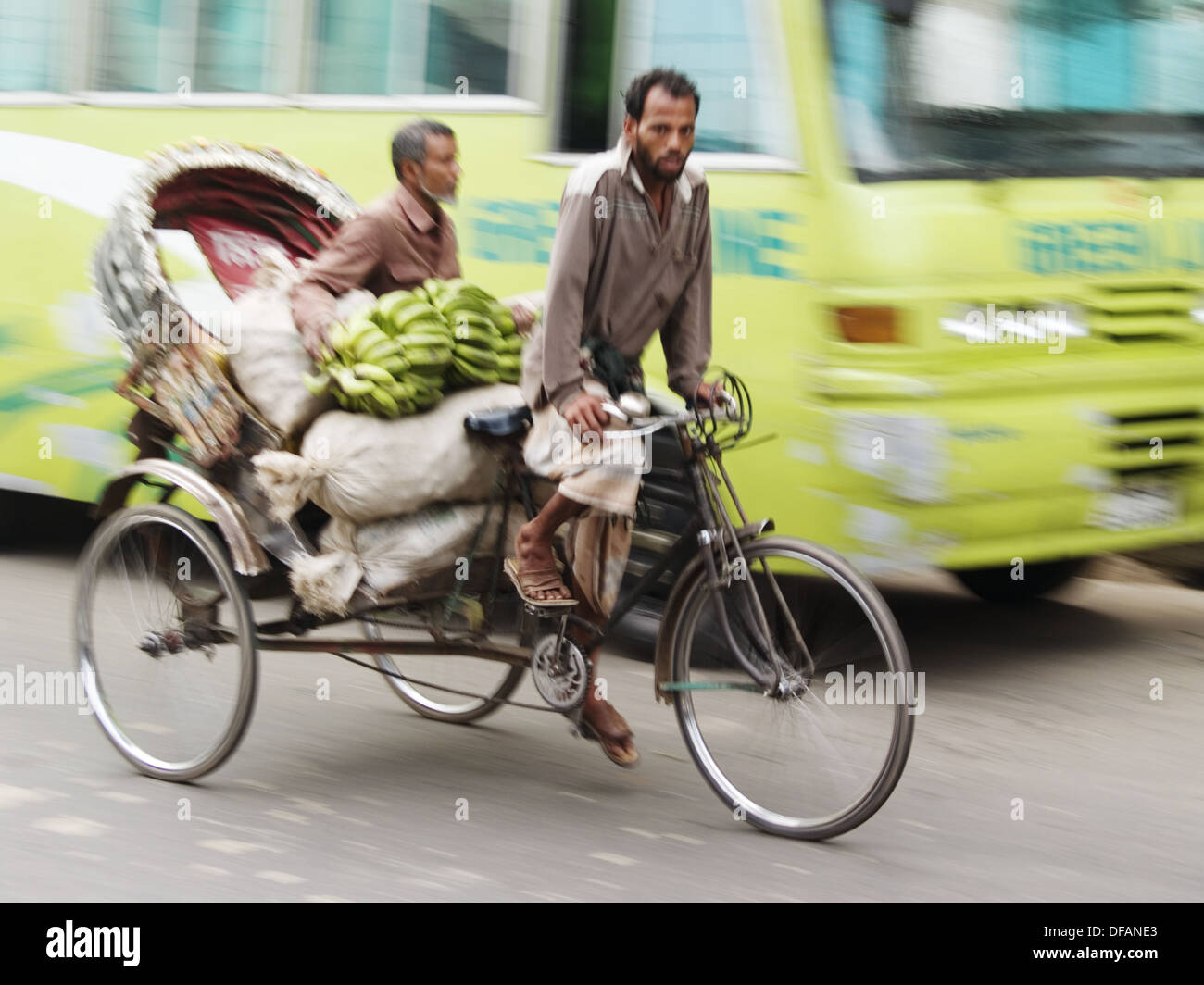 Rickshaw drivers dhaka hi-res stock photography and images - Alamy