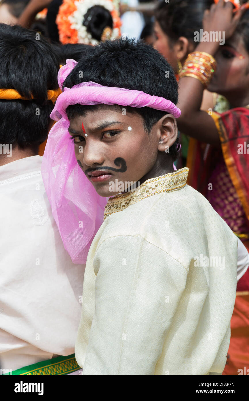 Hindu head scarf hi-res stock photography and images - Alamy