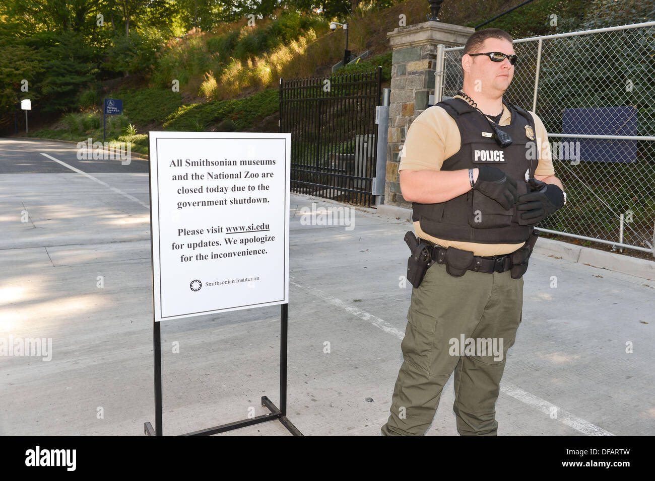 Washington, DC, USA. 1st Oct, 2013. Police stand guard at a closed ...