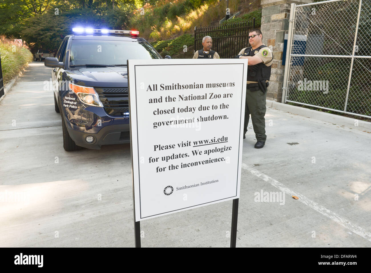 Washington, DC, USA. 1st Oct, 2013. Police stand guard at a closed ...