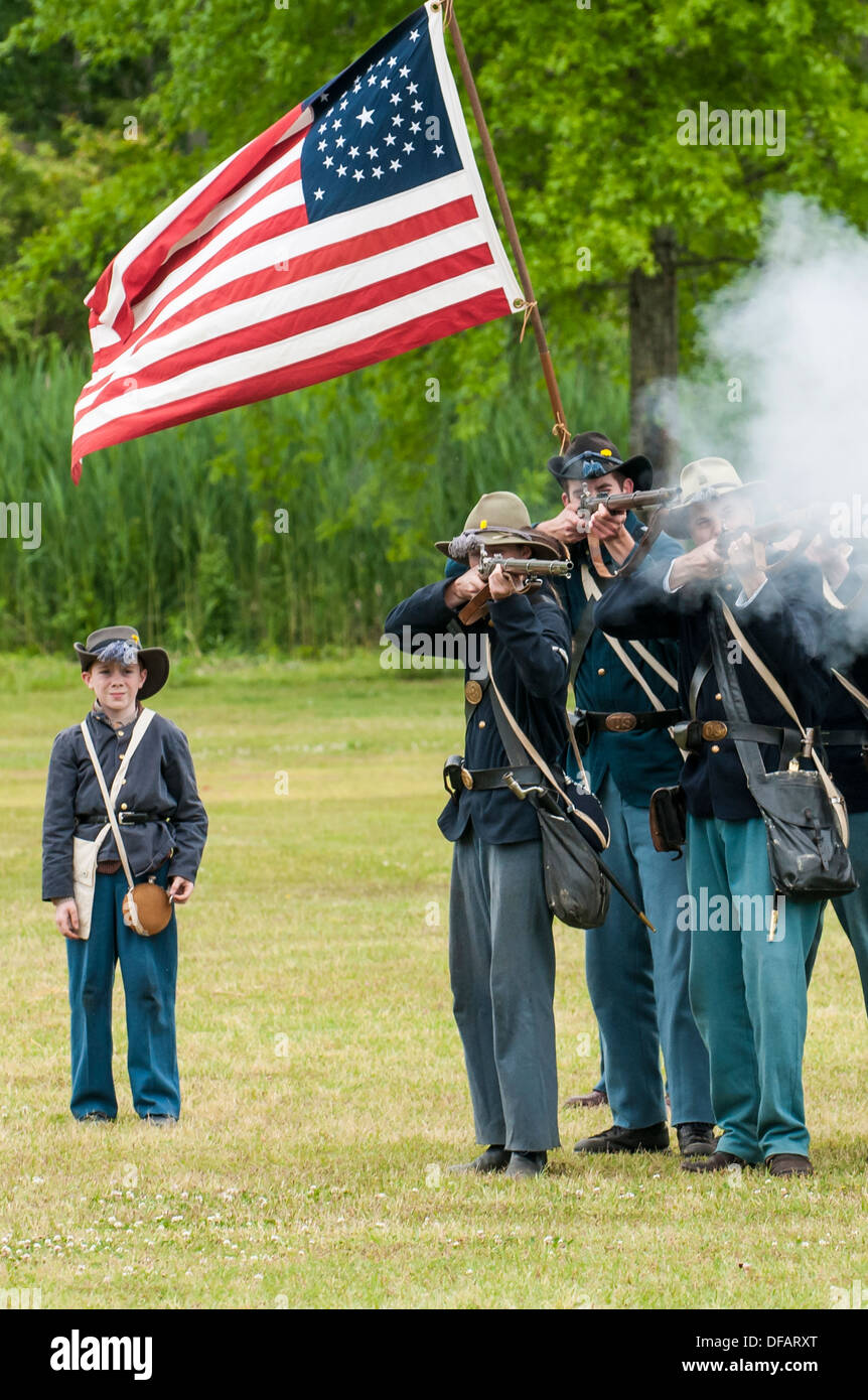 American soldiers firing guns hi-res stock photography and images - Alamy
