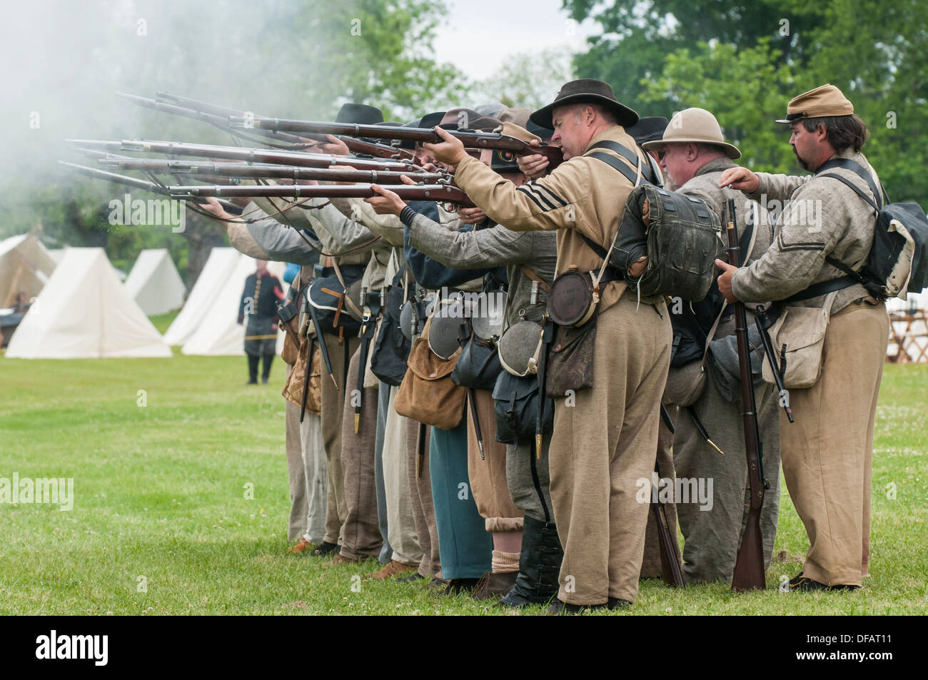 Confederate soldiers at the Thunder on the Roanoke American Civil War ...