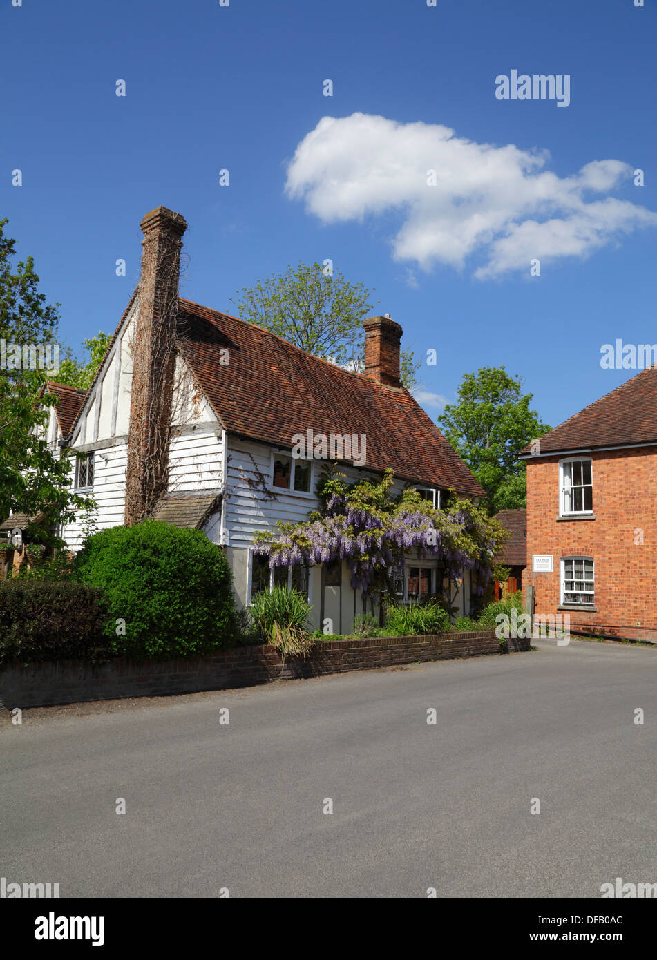 Traditional kent cottage hi-res stock photography and images - Alamy
