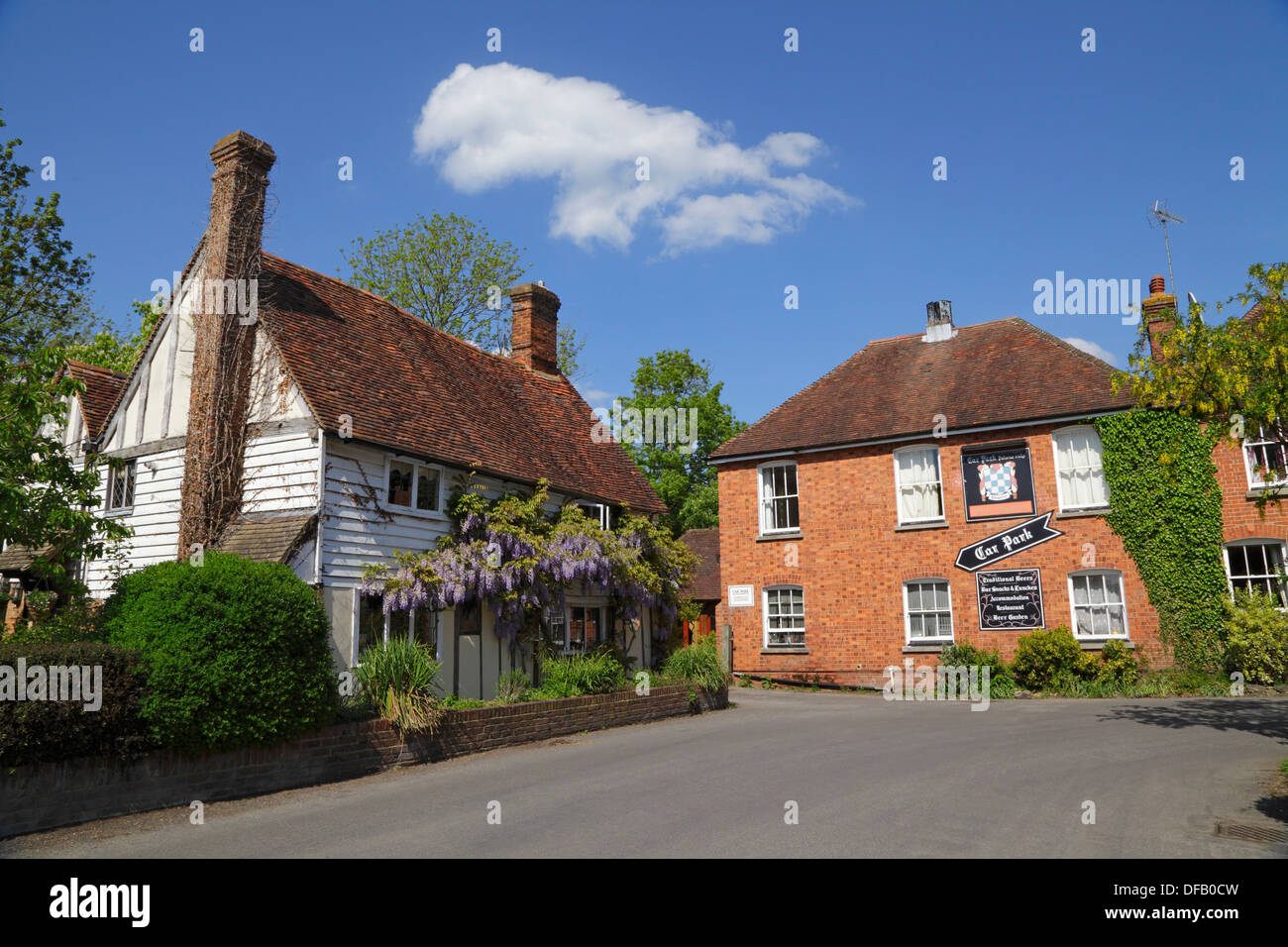 House covered in wisteria hi-res stock photography and images - Alamy