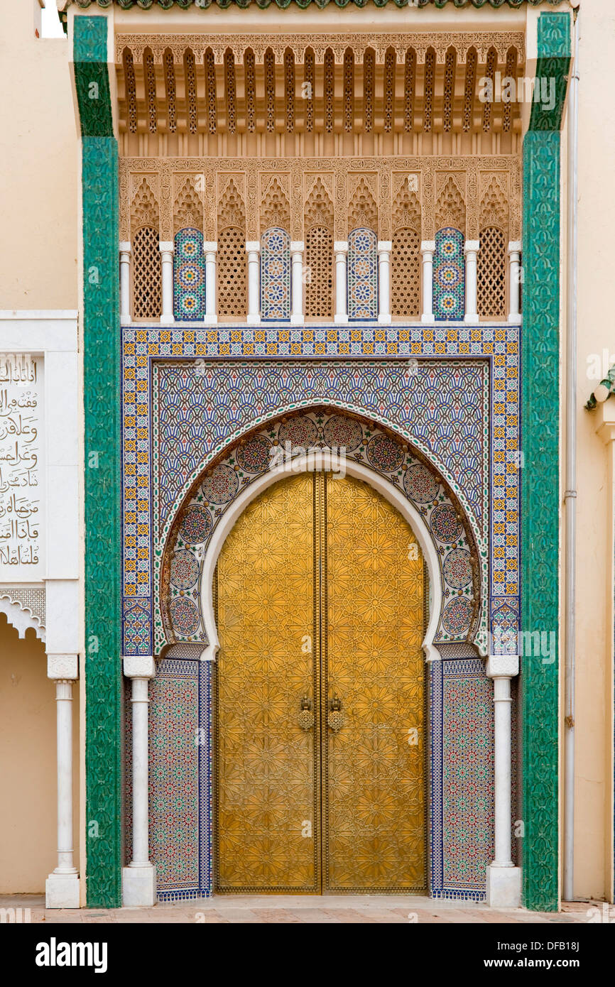 Gates of the palace hi-res stock photography and images - Alamy
