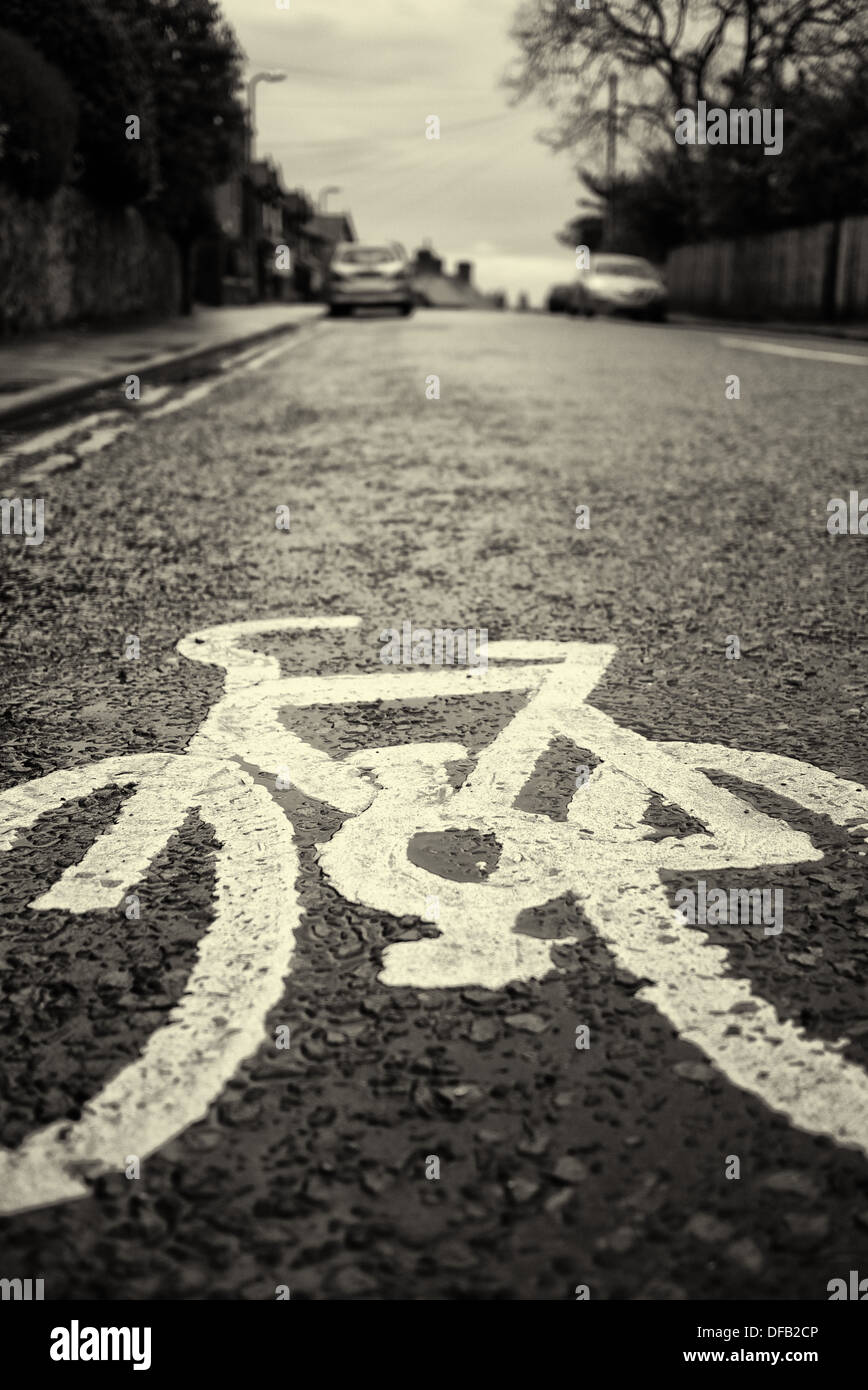 Cycle lane logo on road hi-res stock photography and images - Alamy