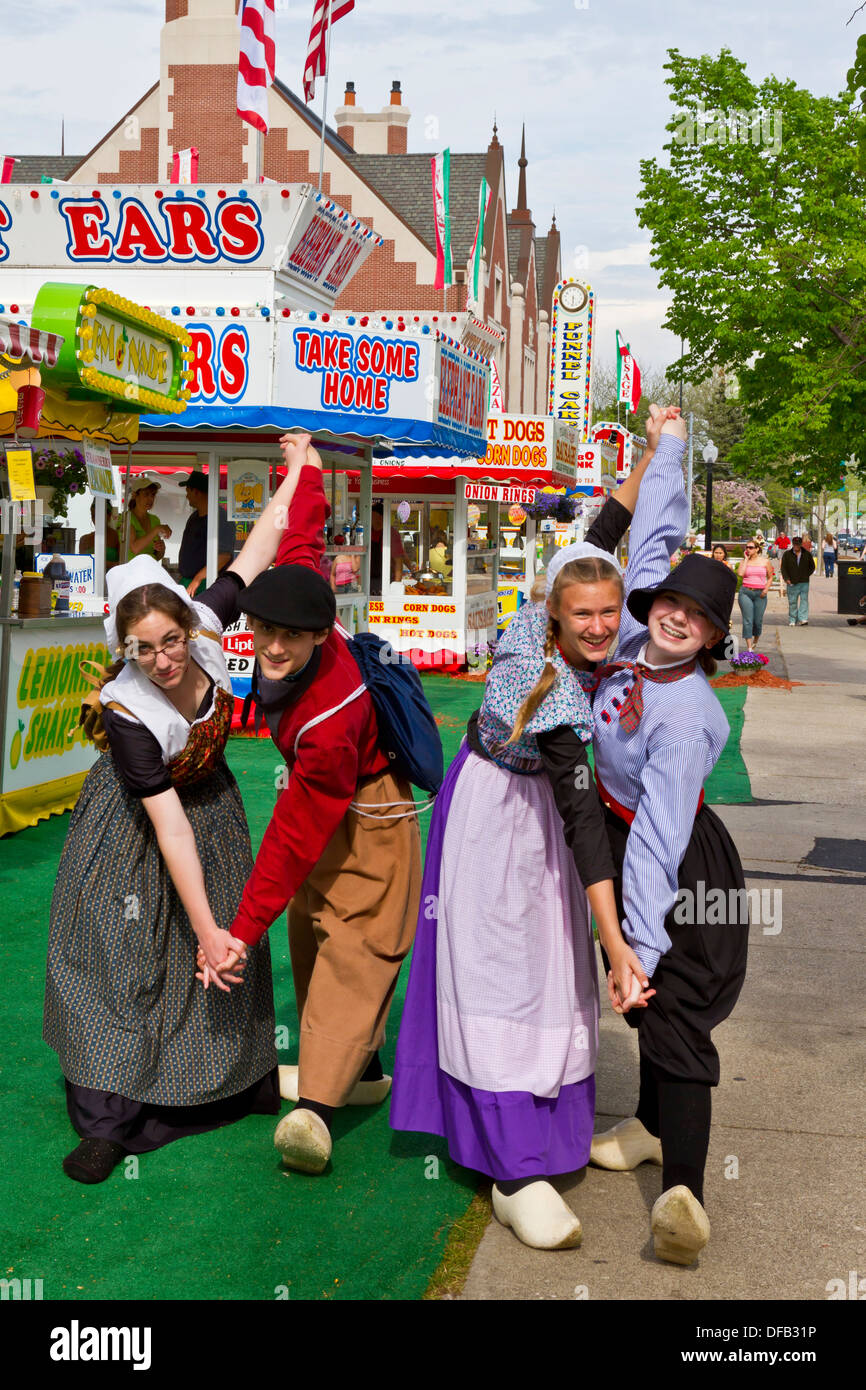 Dutch traditional dress hi-res stock photography and images - Alamy