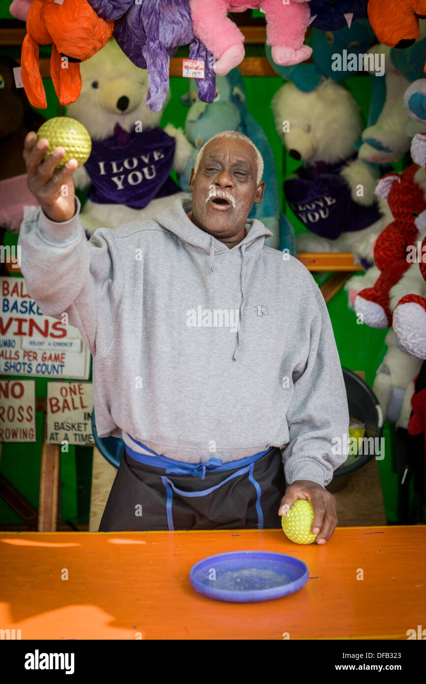 Carnival vendor midway hi-res stock photography and images - Alamy