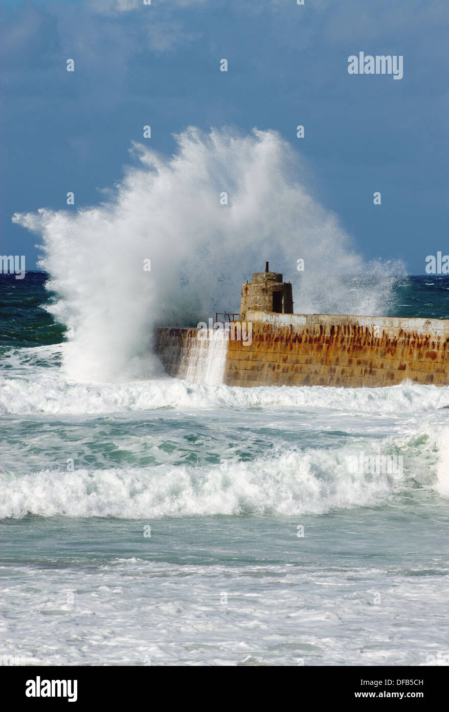 Breaking wave water sea sky hi-res stock photography and images - Alamy