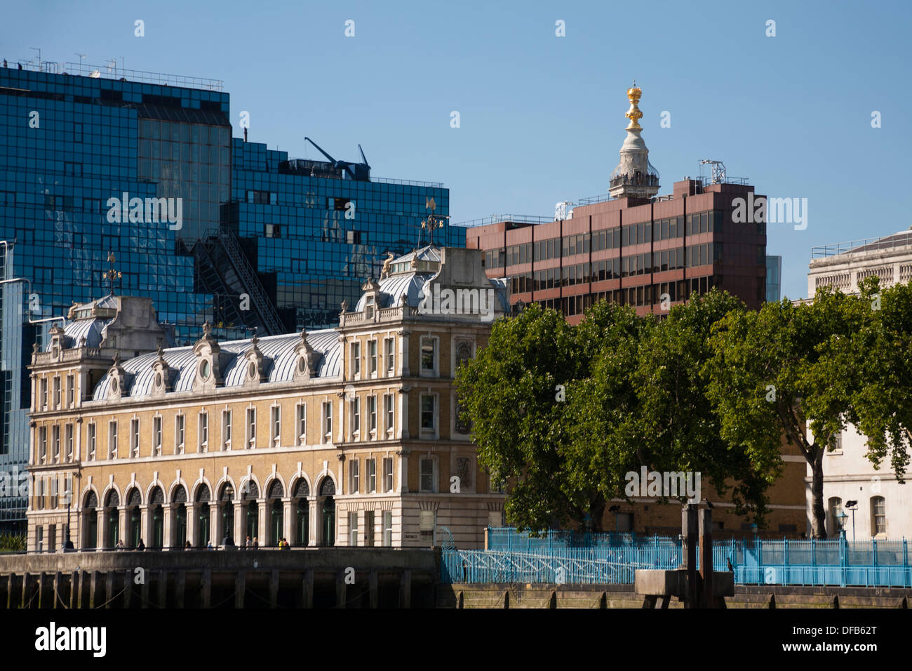 Buildings along the thames hi-res stock photography and images - Alamy