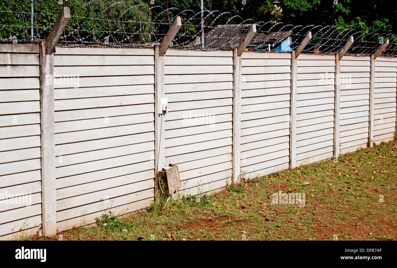 Concrete wall with razor sharp barbed security wire Stock Photo - Alamy