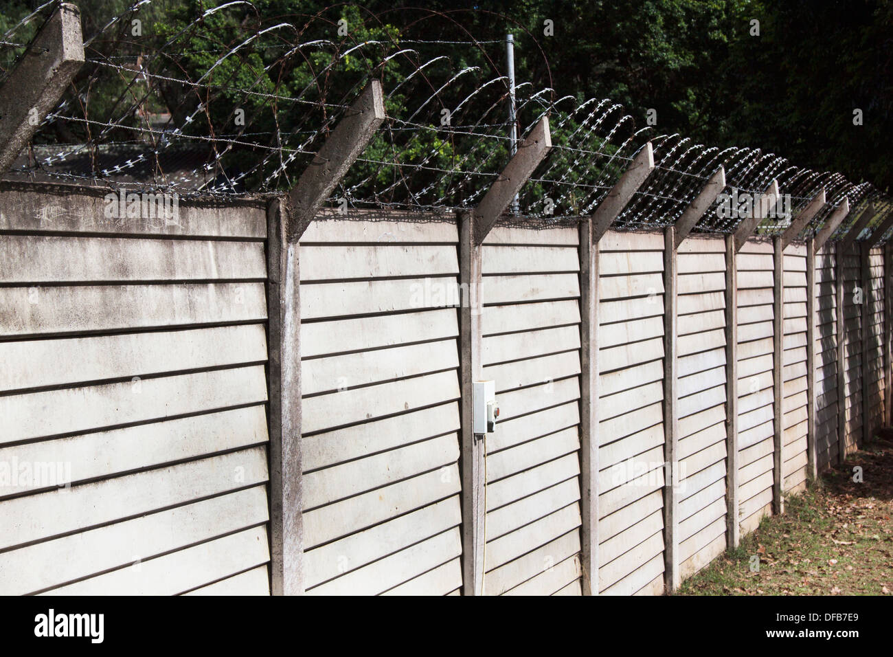 Concrete wall with razor sharp security wire protecting property Stock ...