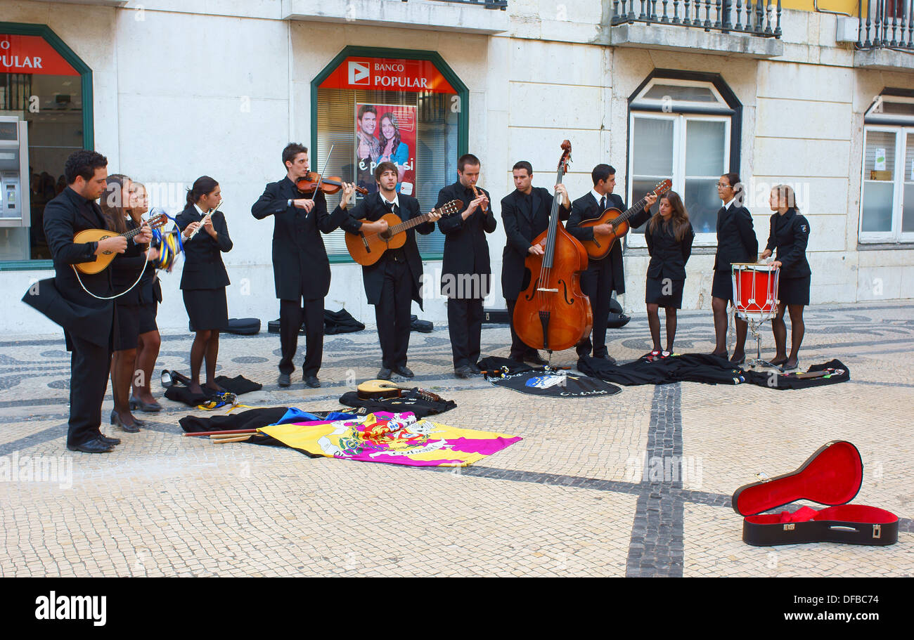 Performing in the street hi-res stock photography and images - Alamy
