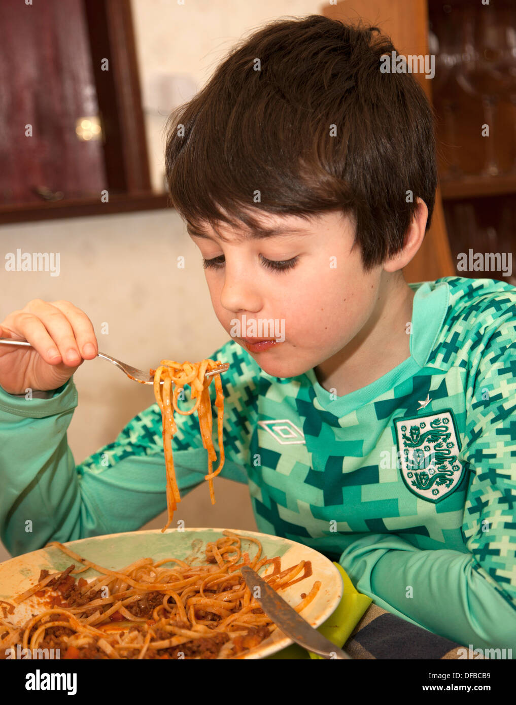 Child eating spaghetti at home Stock Photo - Alamy