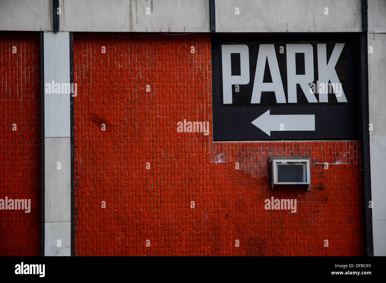 park sign on the red brick wall Stock Photo - Alamy