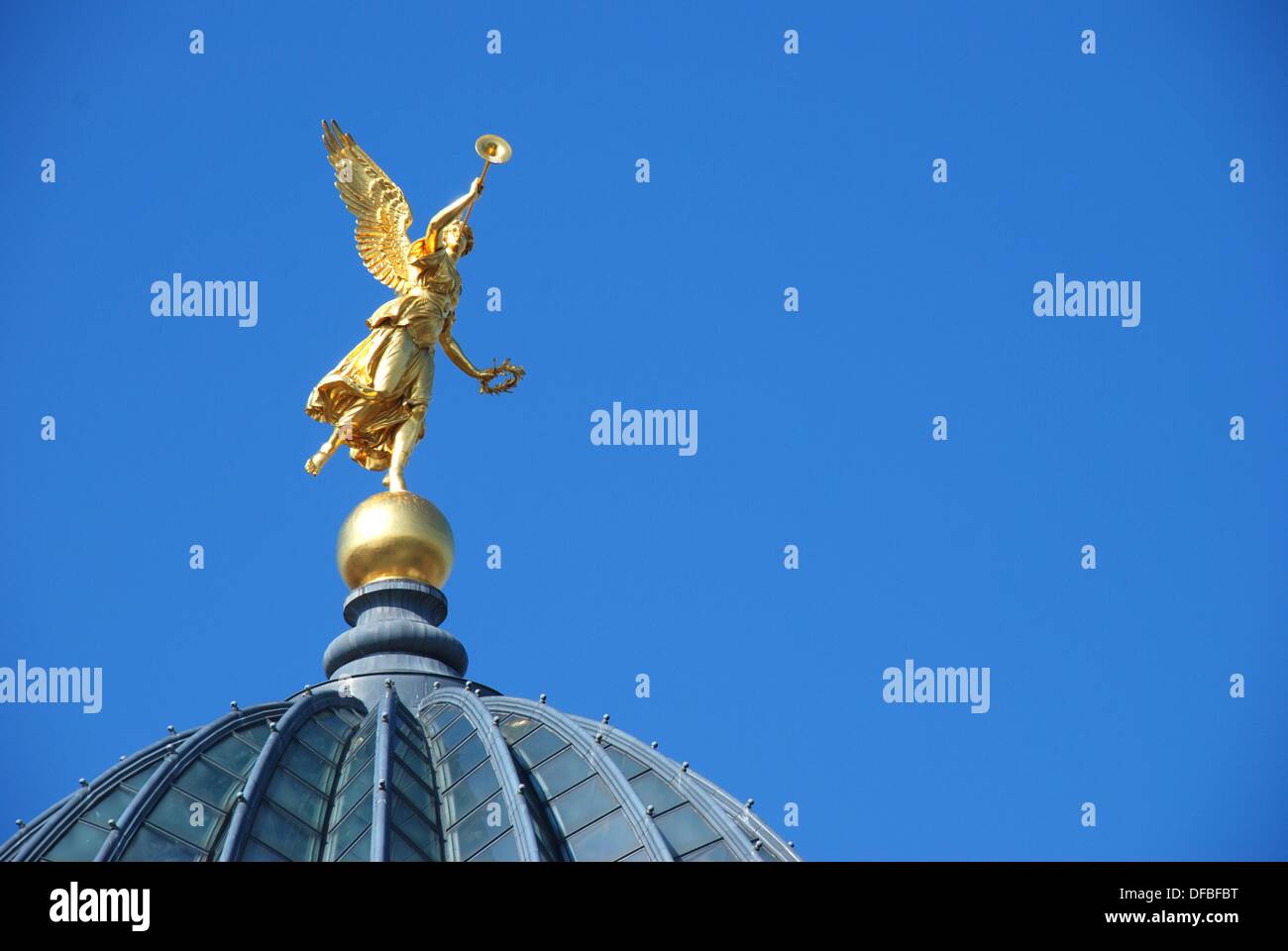 Golden angel statue on roof hi-res stock photography and images - Alamy