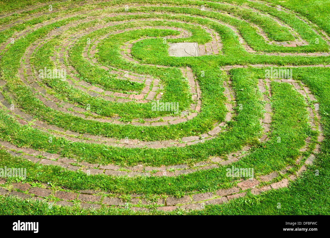 Labyrinth in grass hi-res stock photography and images - Alamy