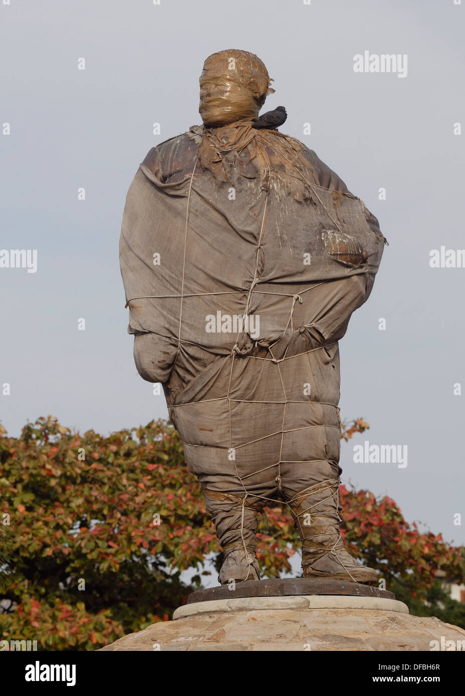 A statue King Dinuzulu Cetshwayo which has been covered for 2 years due ...
