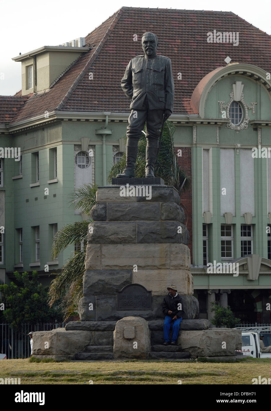 A statue General Louis Botha which faces a statue King Dinuzulu ...