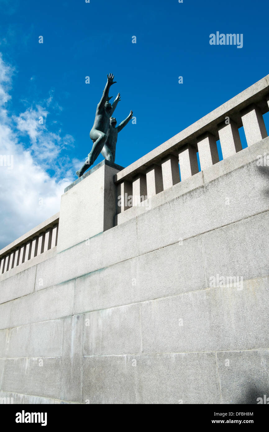 Sculptures of two people leaping onto the air at Vigeland Sculpture ...