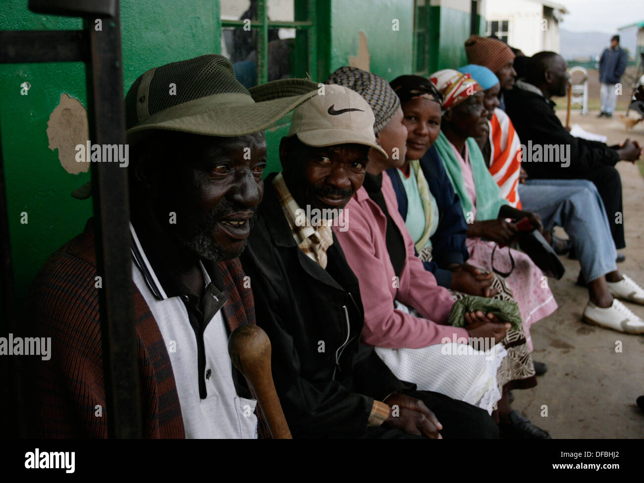 African voting queue hi-res stock photography and images - Alamy