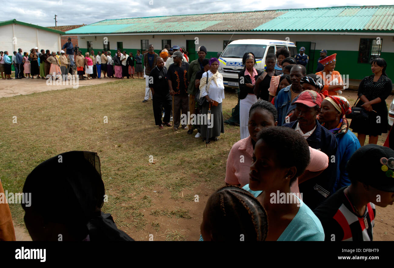 Election queue south africa hi-res stock photography and images - Alamy