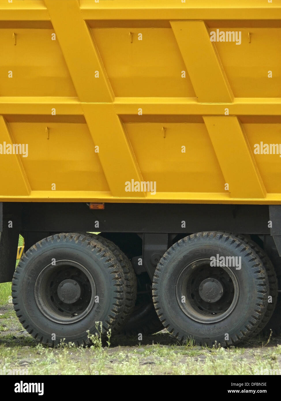 Black articulated lorry hi-res stock photography and images - Alamy