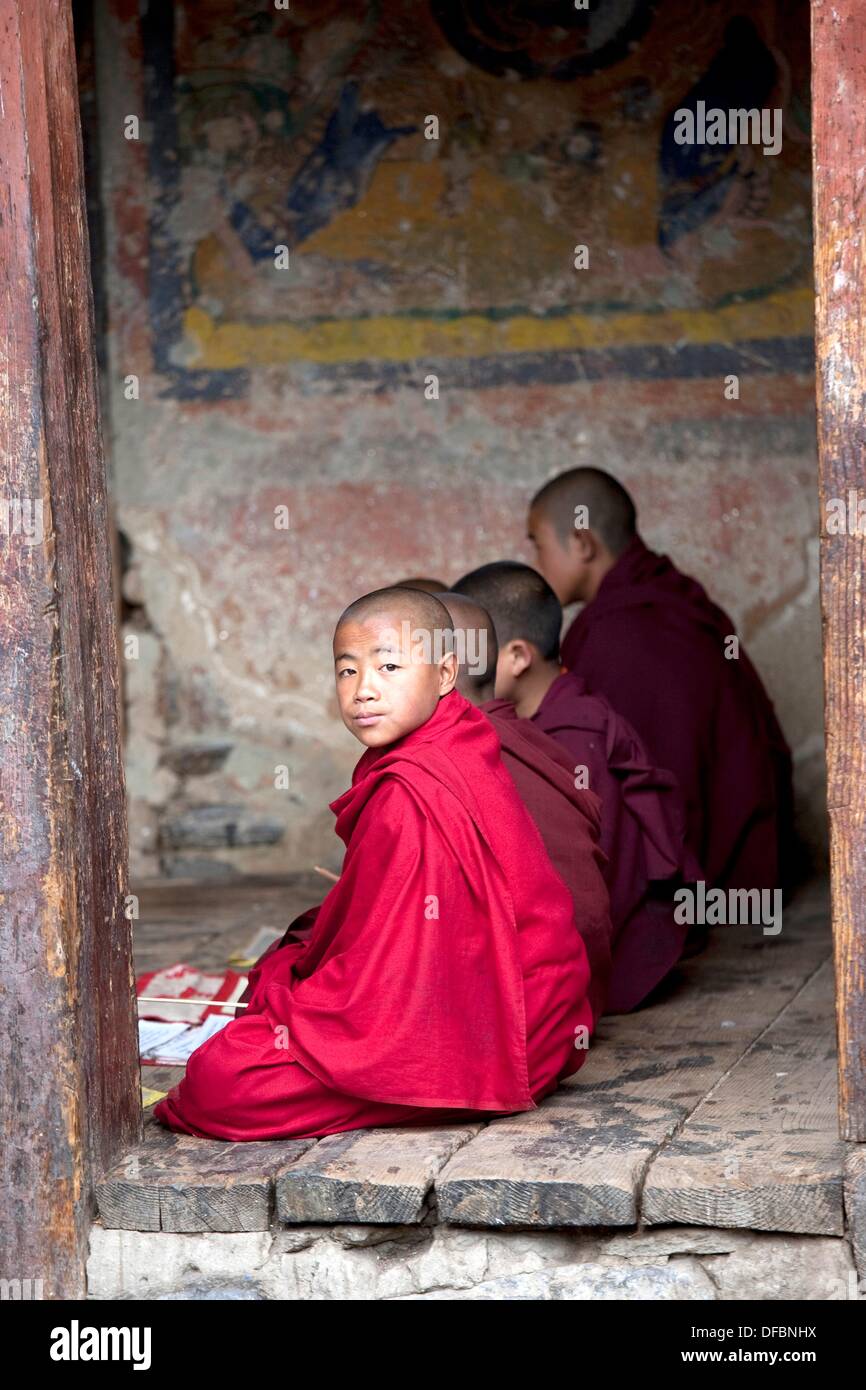 Bhutan monks chanting hi-res stock photography and images - Alamy