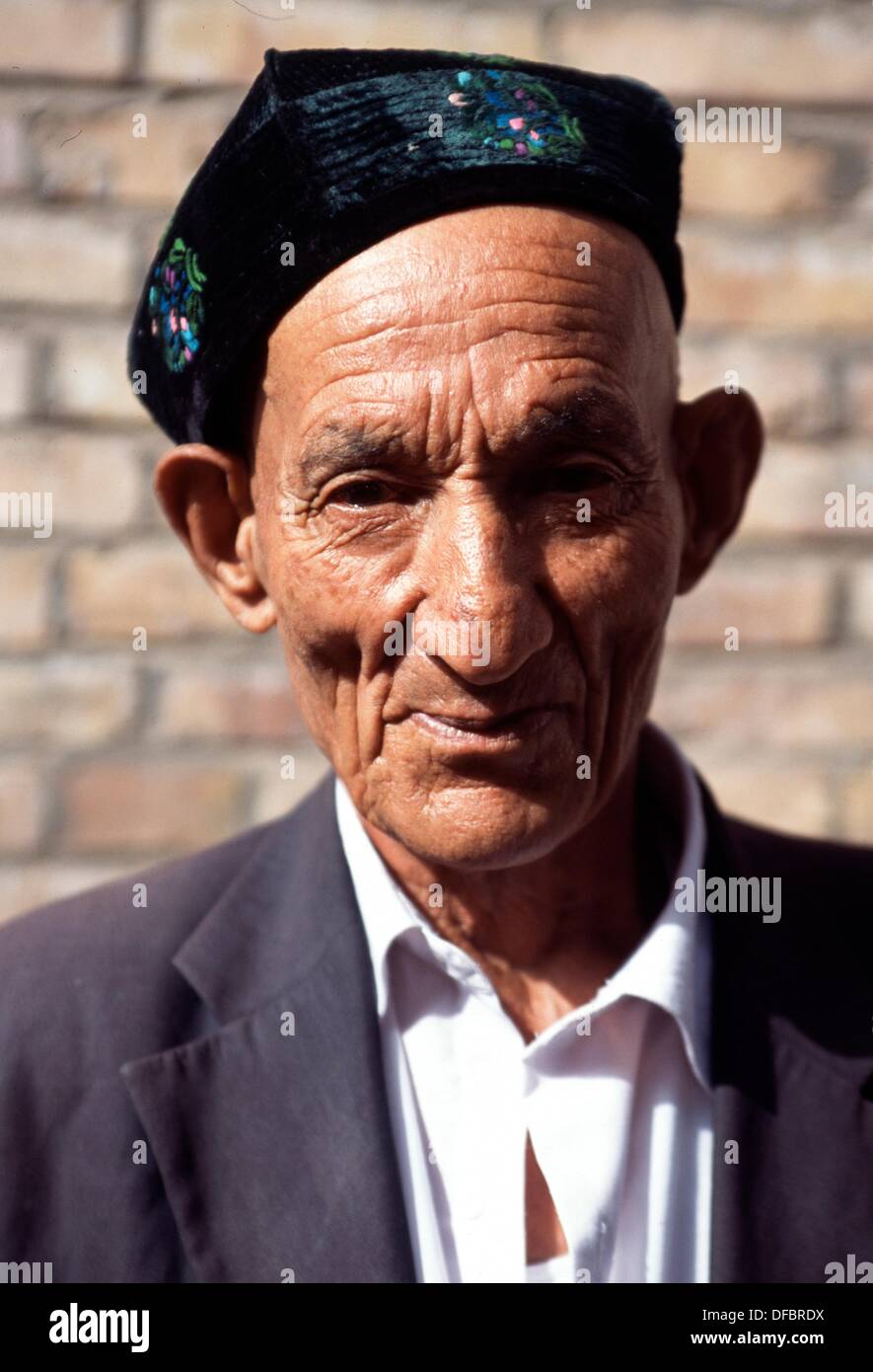 Portrait old uyghur man kashgar hi-res stock photography and images - Alamy