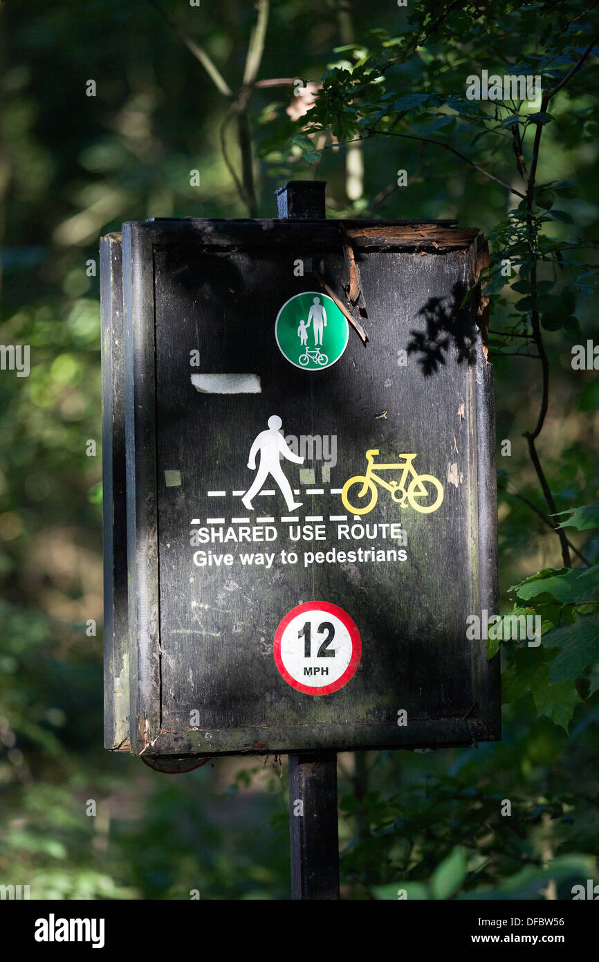 Shared cycle and pedestrian route sign hi-res stock photography and ...