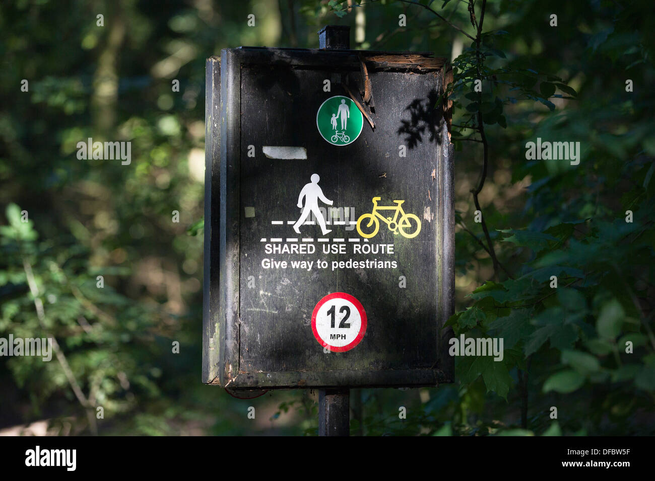Shared cycle and pedestrian route sign hi-res stock photography and ...