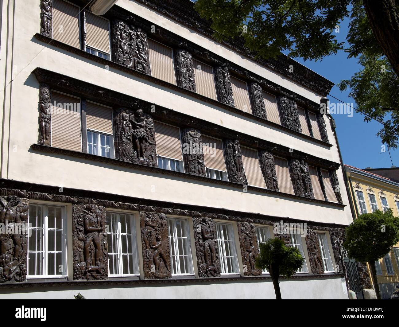 Monarchy buildings hi-res stock photography and images - Alamy