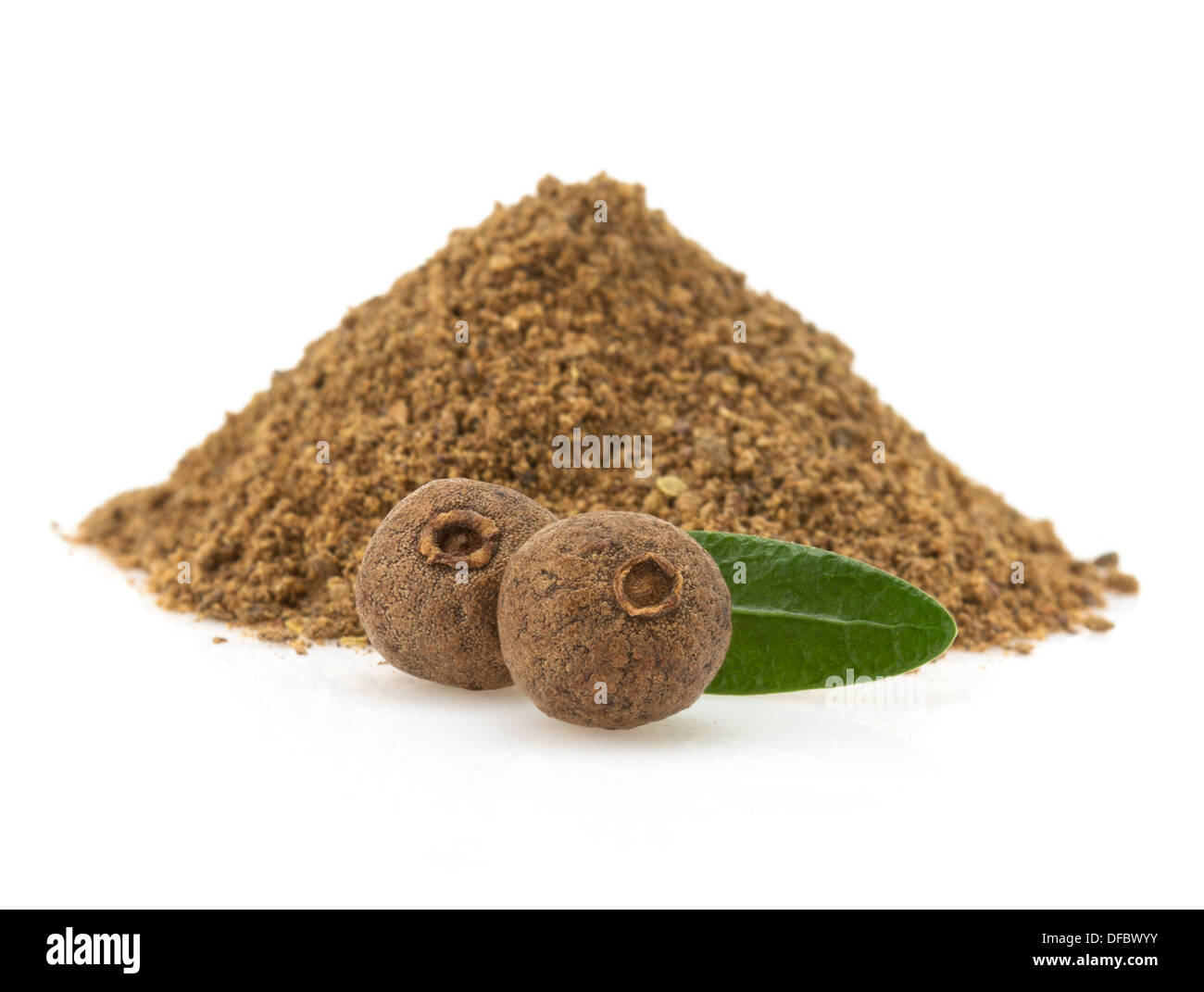 allspice powder isolated on white background Stock Photo - Alamy