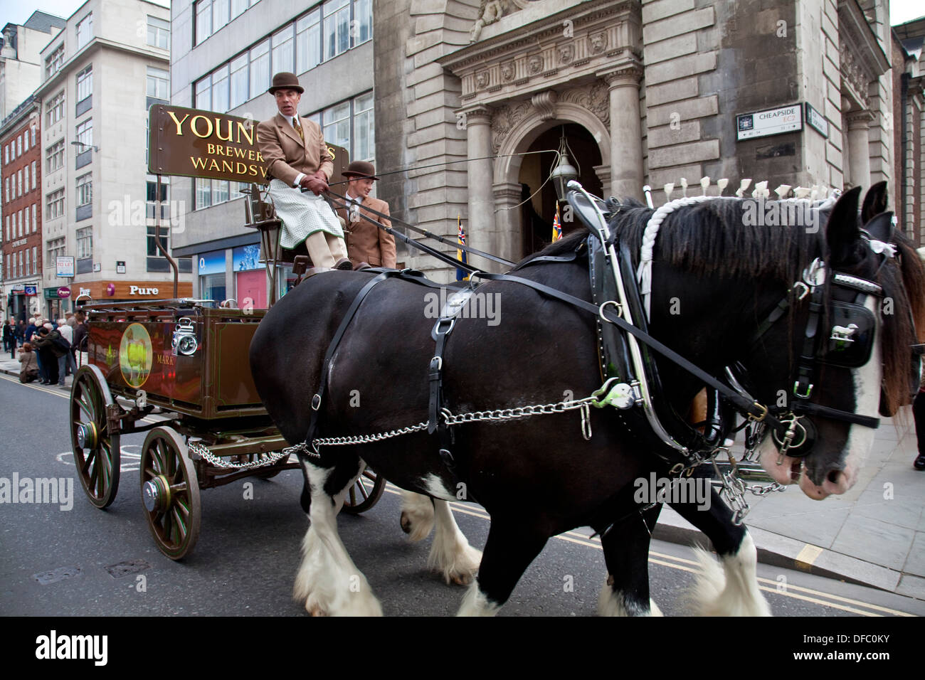 Traditional cockney costume hi-res stock photography and images - Alamy