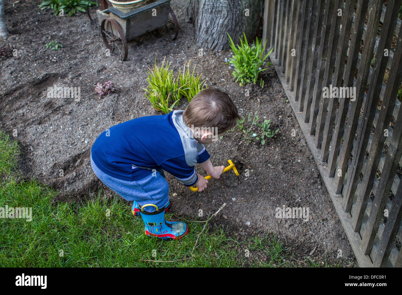 Children digging in dirt hi-res stock photography and images - Alamy