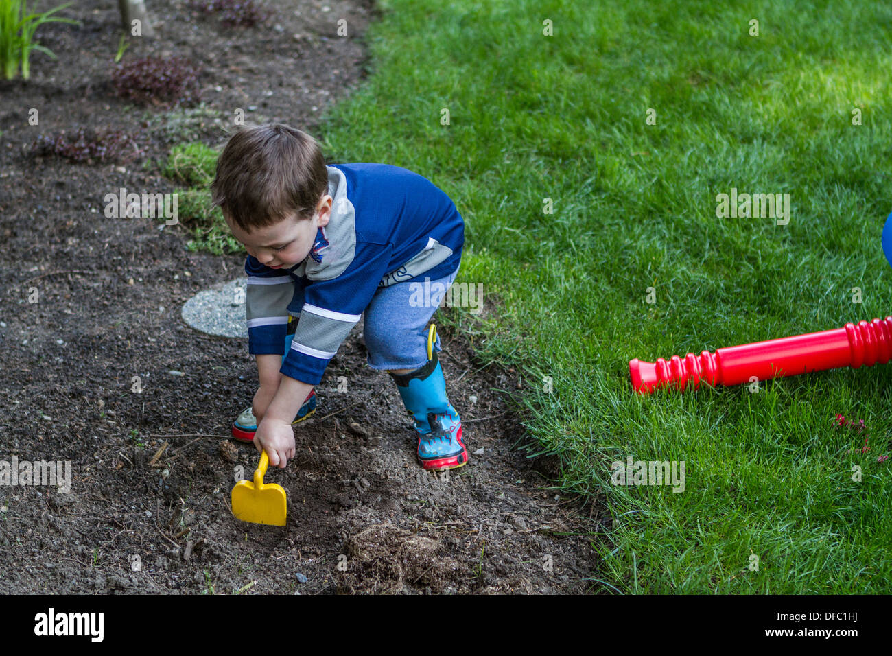 Children digging in dirt hi-res stock photography and images - Alamy
