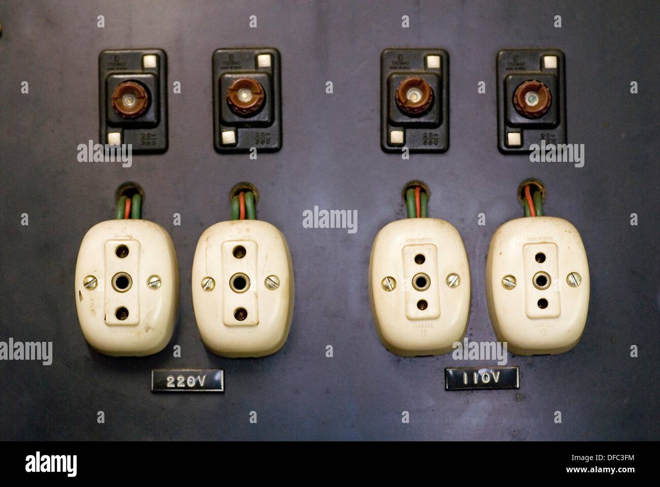 Vintage socket hi-res stock photography and images - Alamy
