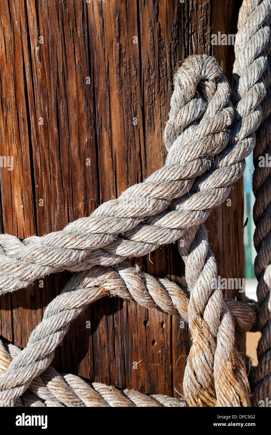 The hawser on the wooden post Stock Photo - Alamy