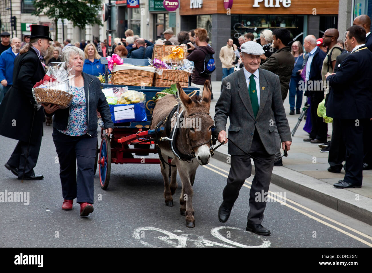 Donkey and Cart in The Pearly Kings and Queens Harvest Festival Parade ...