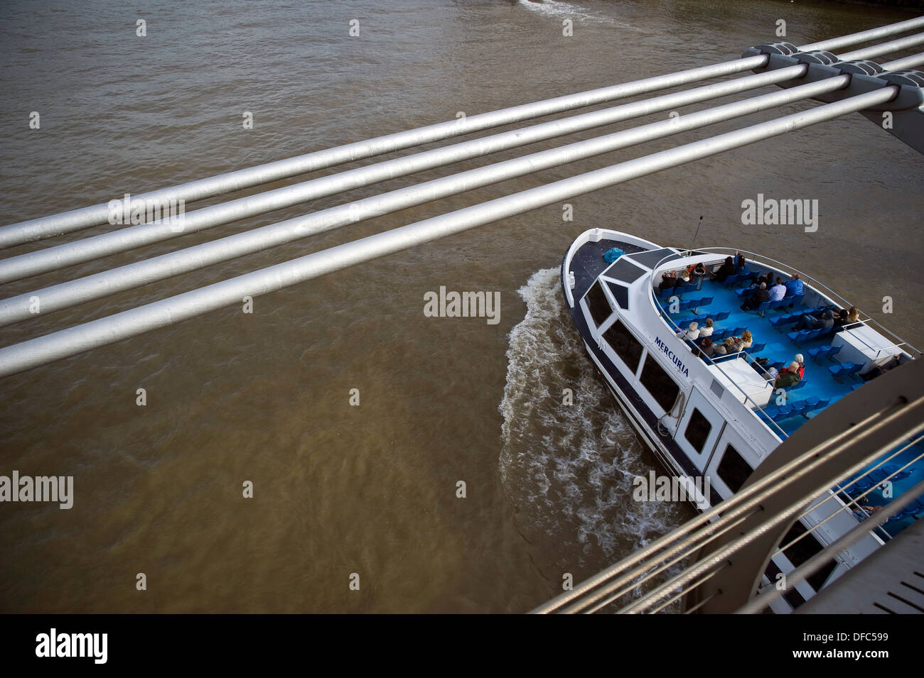 Thames clipper on river thames hi-res stock photography and images - Alamy