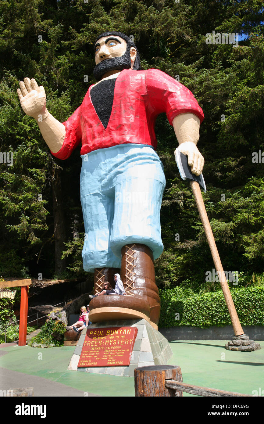 Huge statues at the entrance to the 'Trees of Mystery' park, in the ...