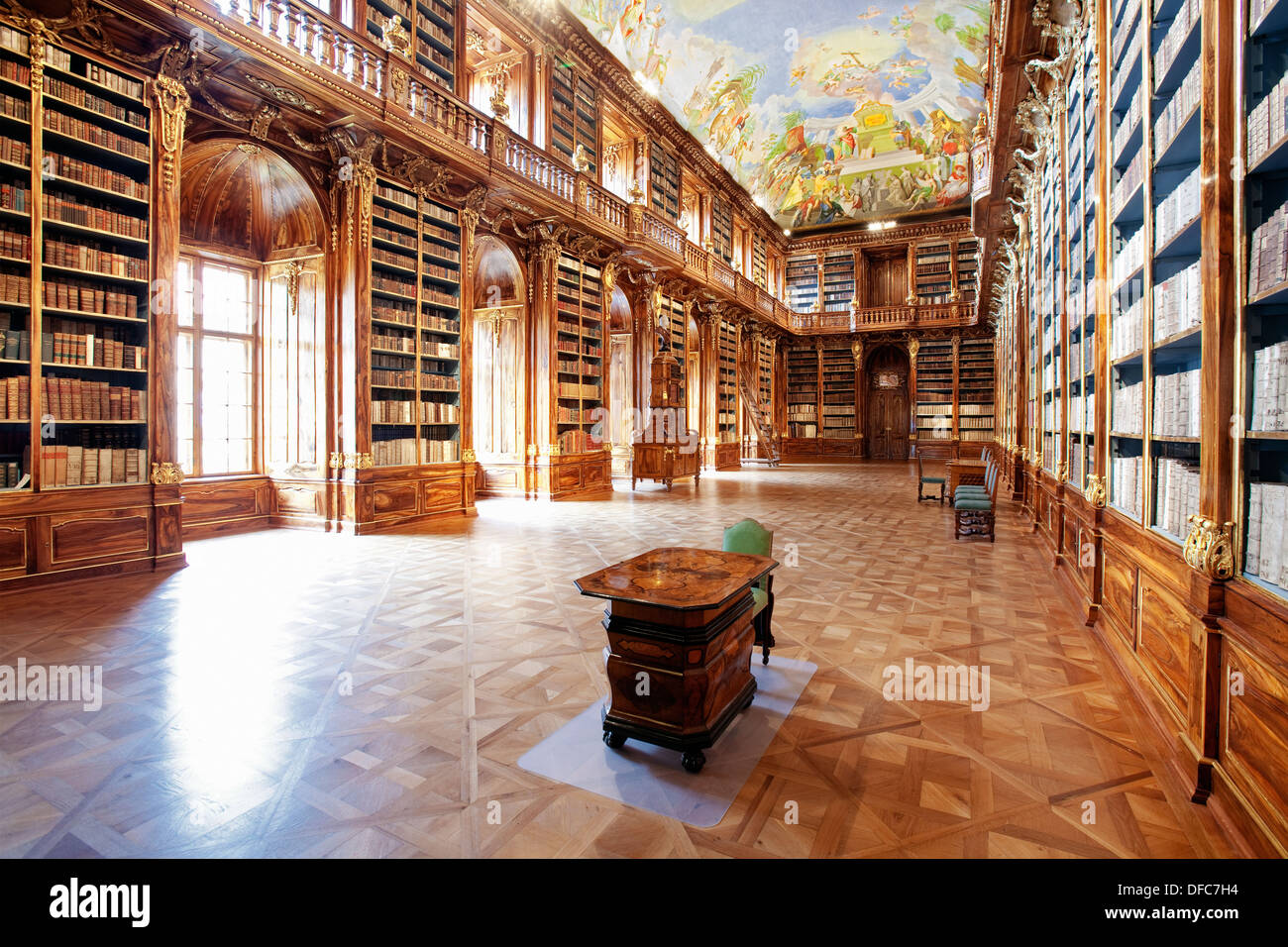 Library interior hi-res stock photography and images - Alamy