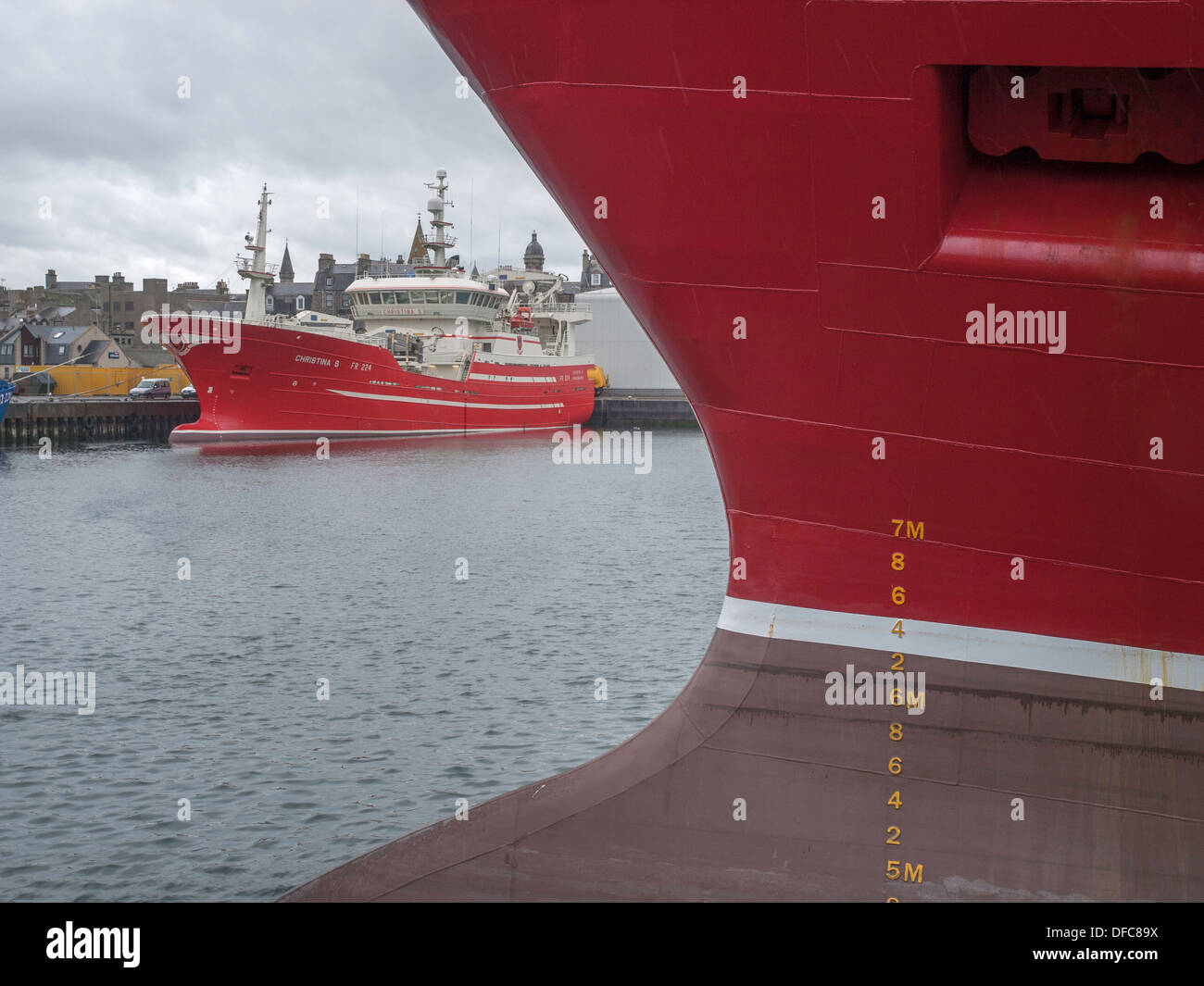 Fishing boats trawlers fraserburgh harbour hi-res stock photography and ...
