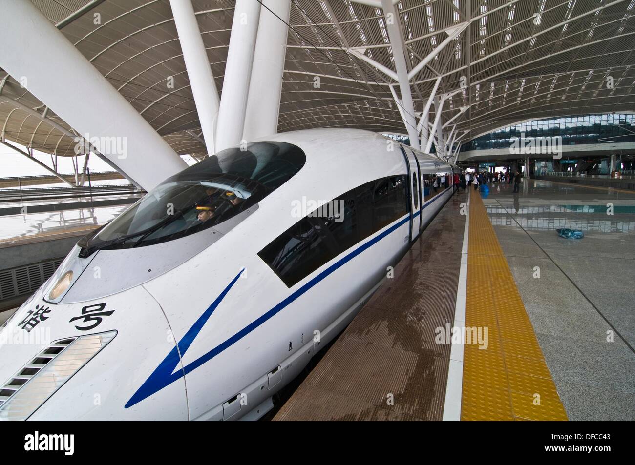 China chinese train railway wuhan hi-res stock photography and images ...