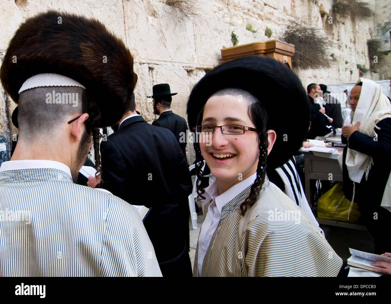 Hasidic teenagers hi-res stock photography and images - Alamy